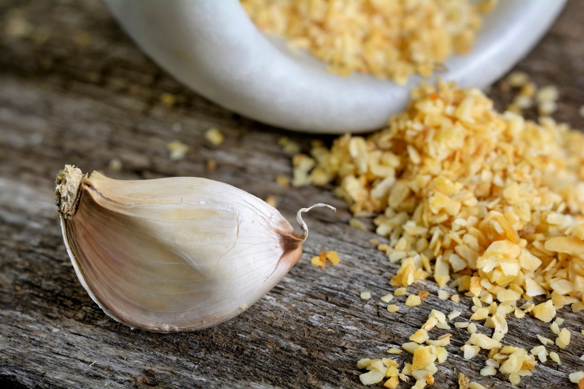 How To Dehydrate Garlic And Make Garlic Powder